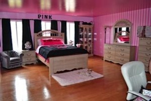 Disco Bombshell Bedroom | Looney Listing